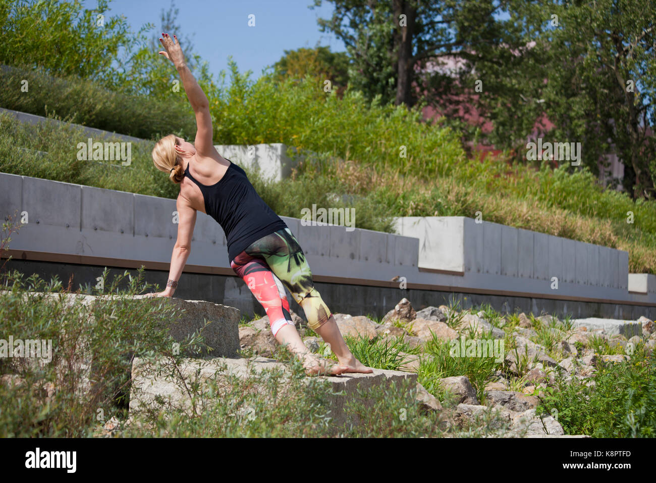 Woman doing outdoor workout in the city Stock Photo - Alamy