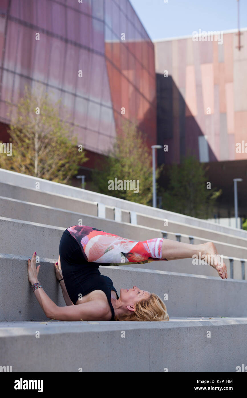 Woman doing outdoor workout in the city Stock Photo - Alamy