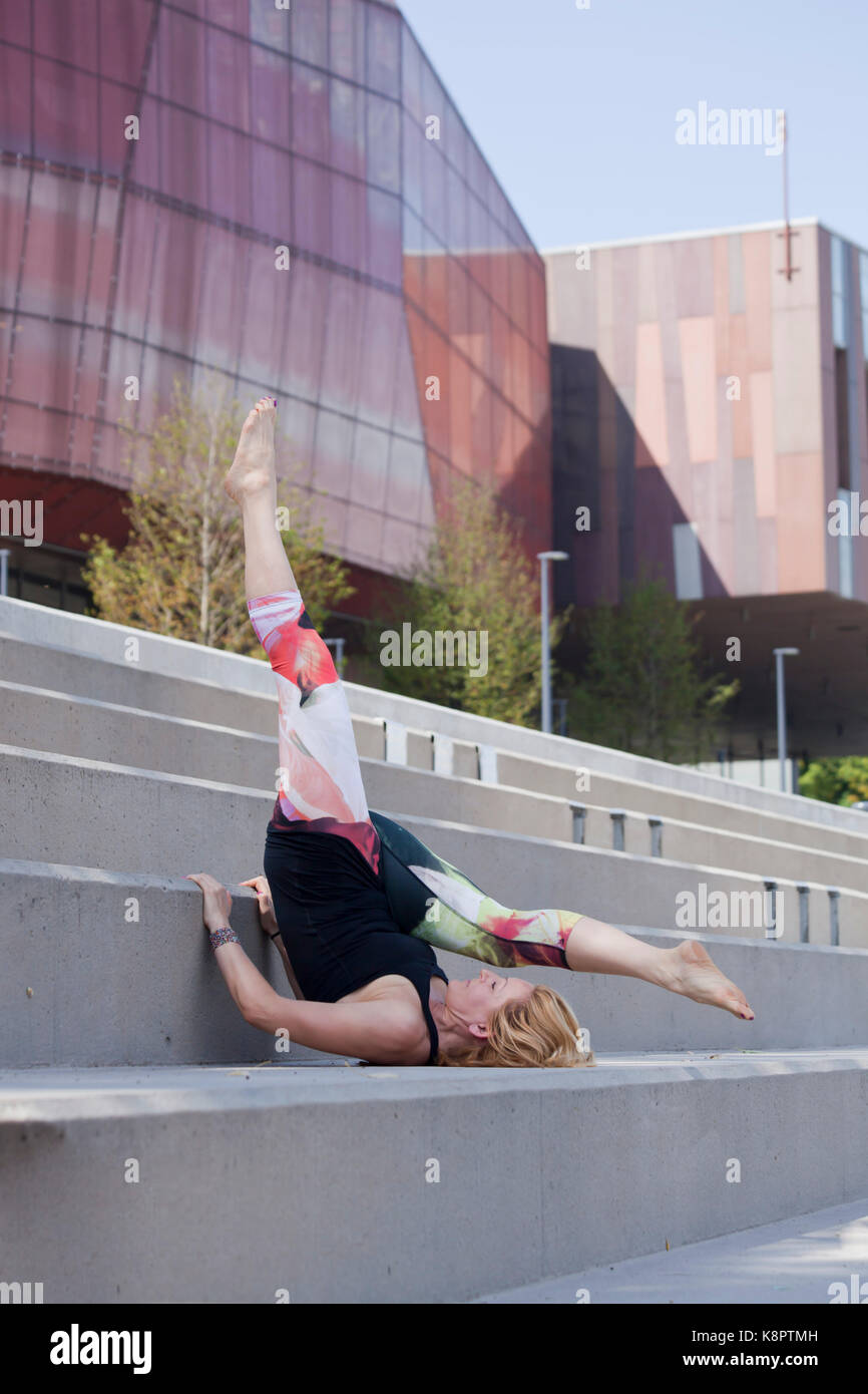 Woman doing outdoor workout in the city Stock Photo - Alamy