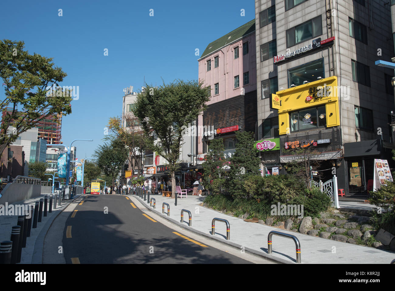 Many people visit Hongdae(Hongik University) shopping street. Hongdae ...