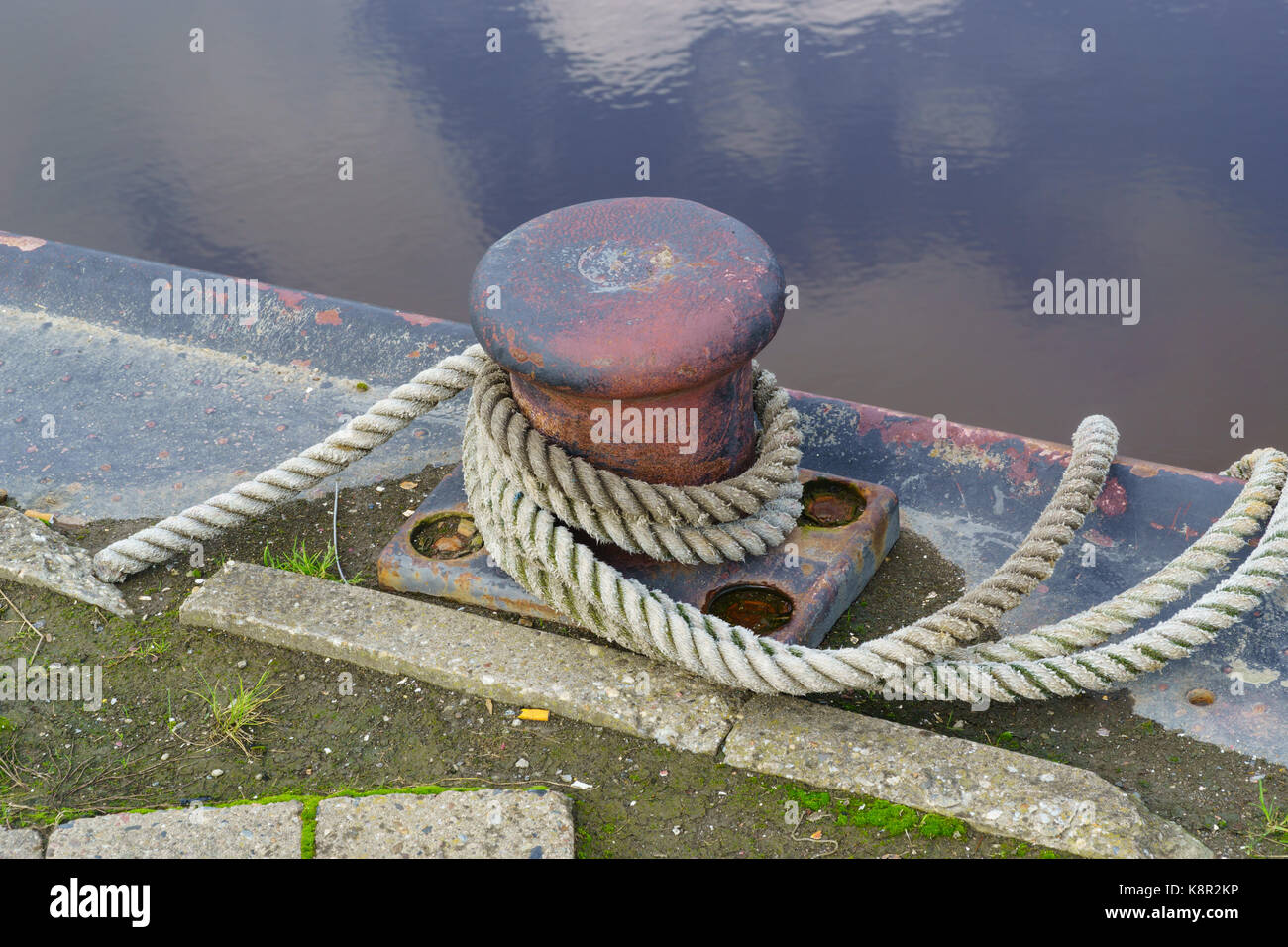 Sea rusty bollard hi-res stock photography and images - Alamy