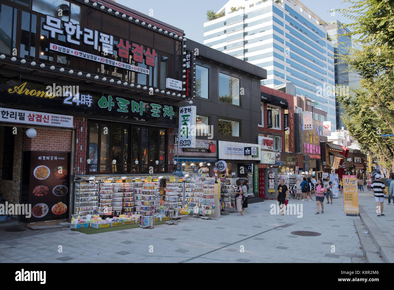 Many people visit Hongdae(Hongik University) shopping street. Hongdae ...