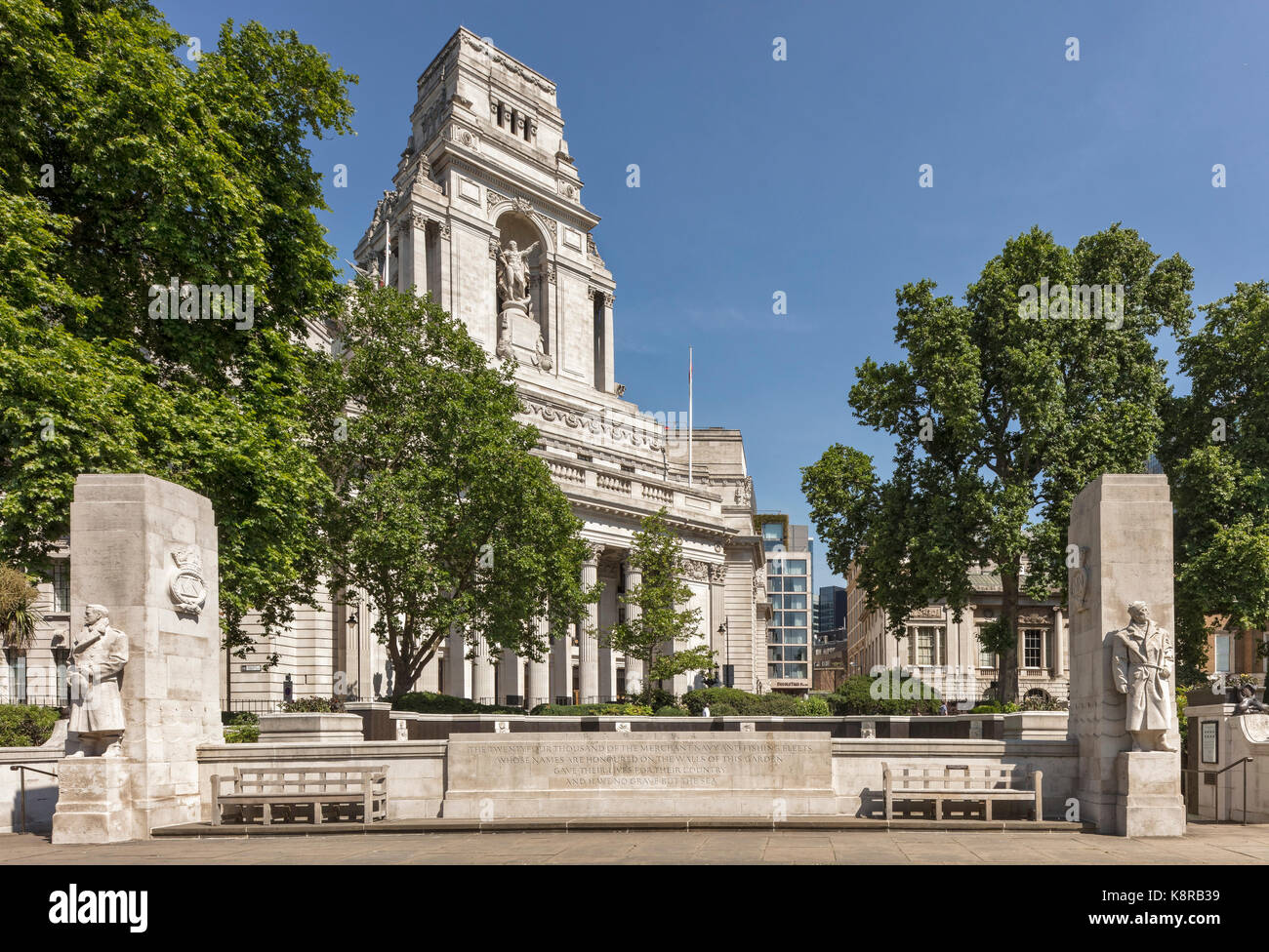 Statue trinity square london hi-res stock photography and images - Alamy