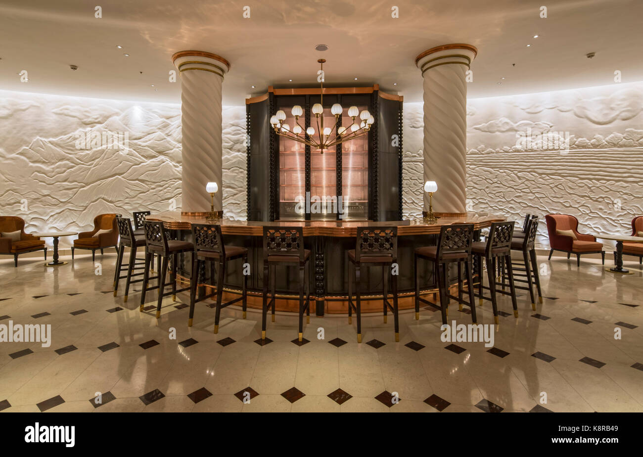 Main rotunda lounge bar. Ten Trinity Square - Four Seasons Hotel, City ...