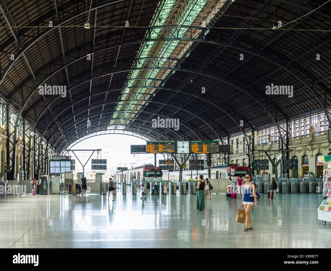 Main concourse and platforms inside Estacio del Nord train station ...