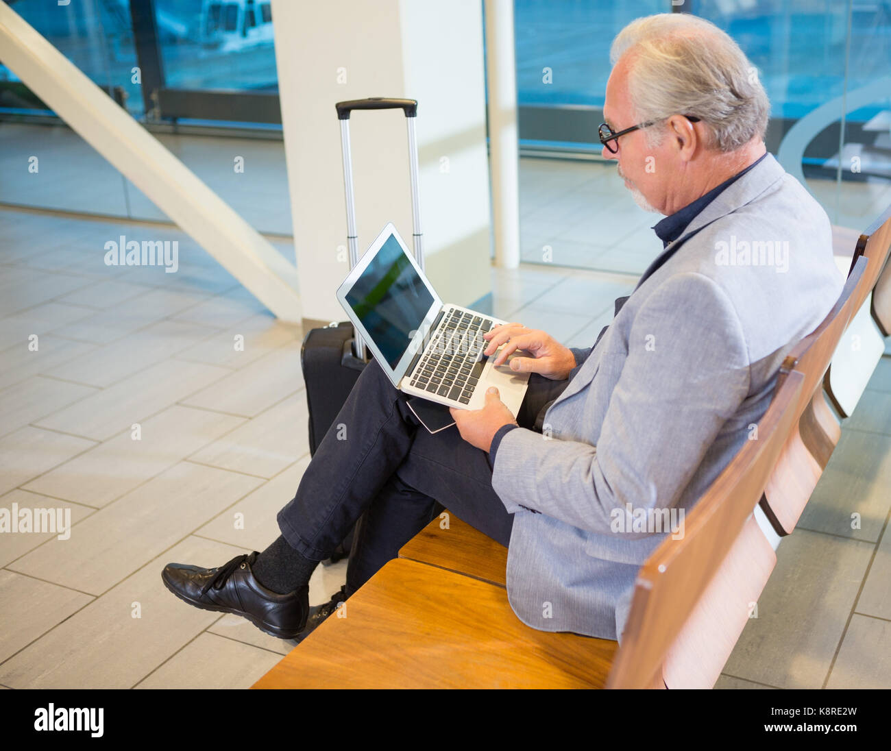 Computer businessman airport hi-res stock photography and images - Alamy