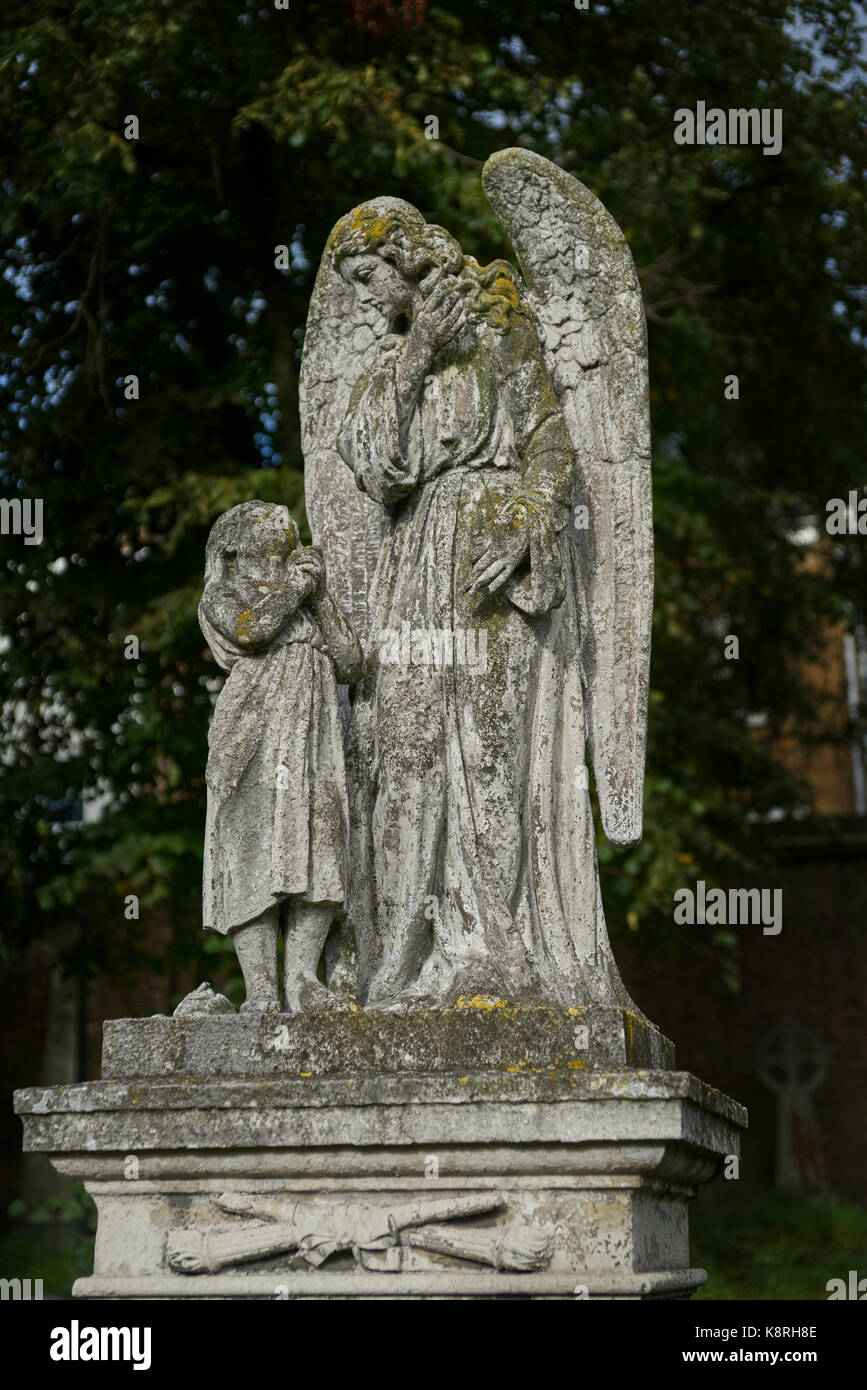 statue of angel in cemetery Stock Photo - Alamy
