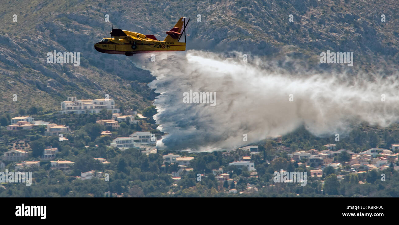 Canadair Fire Rescue water bomb scooper Stock Photo - Alamy