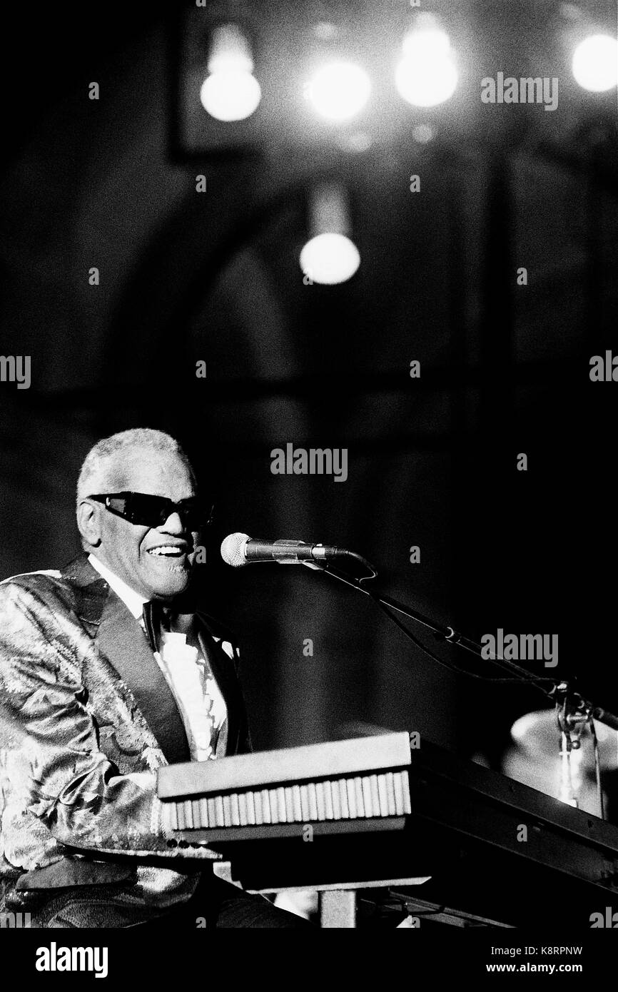 Ray charles piano concert hi-res stock photography and images - Alamy