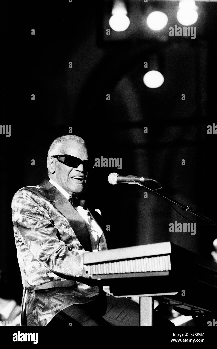 Ray charles piano concert hi-res stock photography and images - Alamy