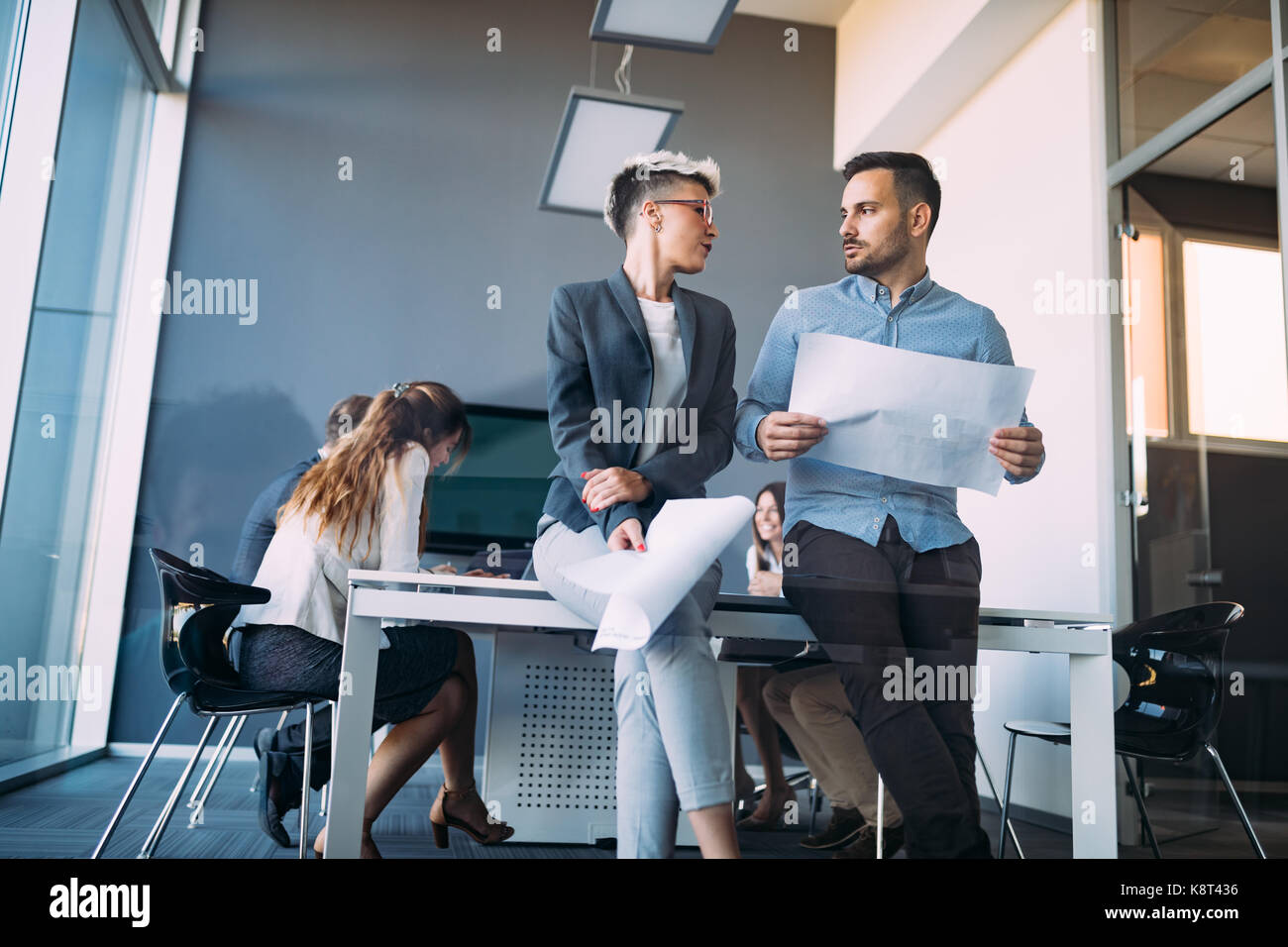 Office discuss hi-res stock photography and images - Alamy