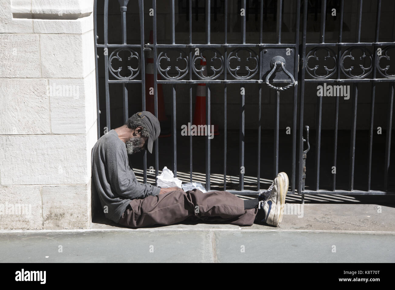 Homeless man sitting on the sidewalk in midtown Manhattan Stock Photo ...