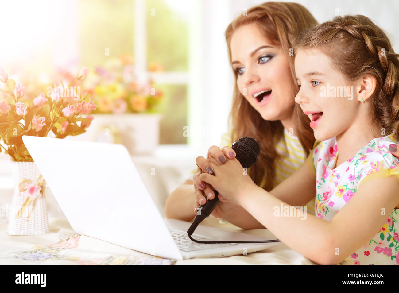 Mother daughter singing table hi-res stock photography and images - Alamy