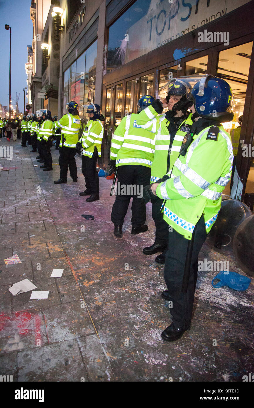 Metropolitan police in riot gear hi-res stock photography and images ...
