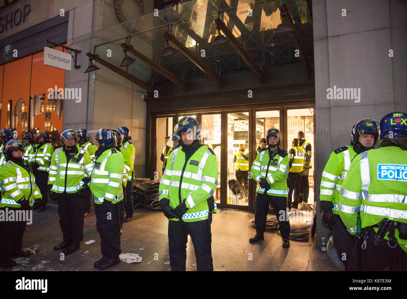 Metropolitan police in riot gear hi-res stock photography and images ...