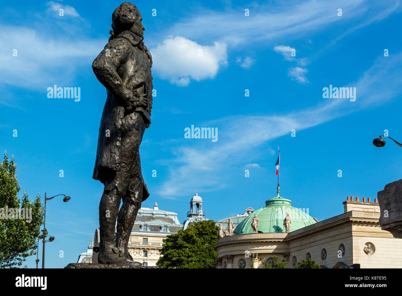 In the foreground is the statue of the US President Thomas Jefferson ...