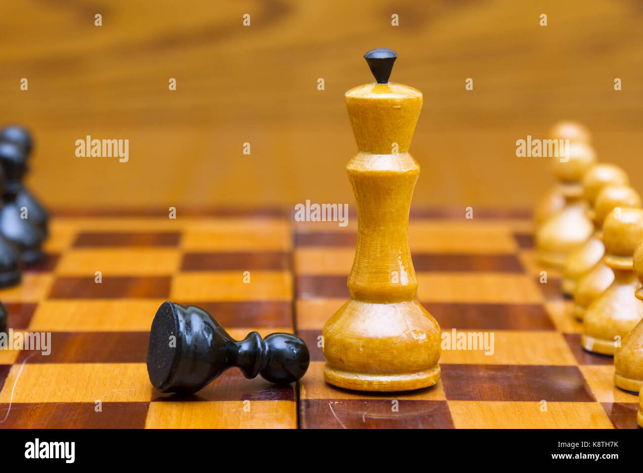 Lone king on chessboard hi-res stock photography and images - Alamy