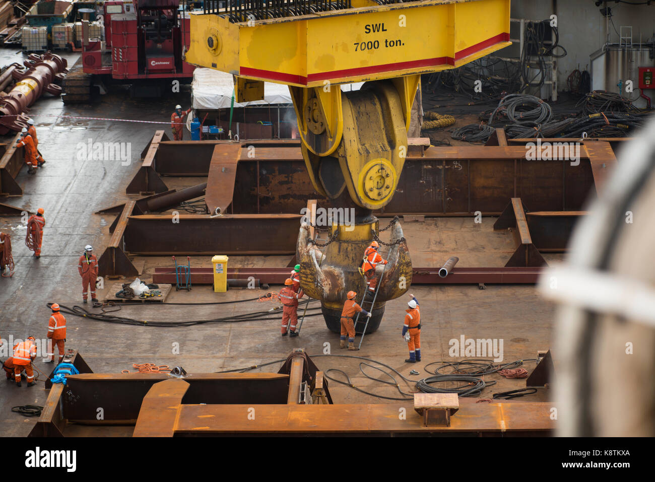 Saipem S7000 crane hook. credit LEE RAMSDEN / ALAMY Stock Photo ...