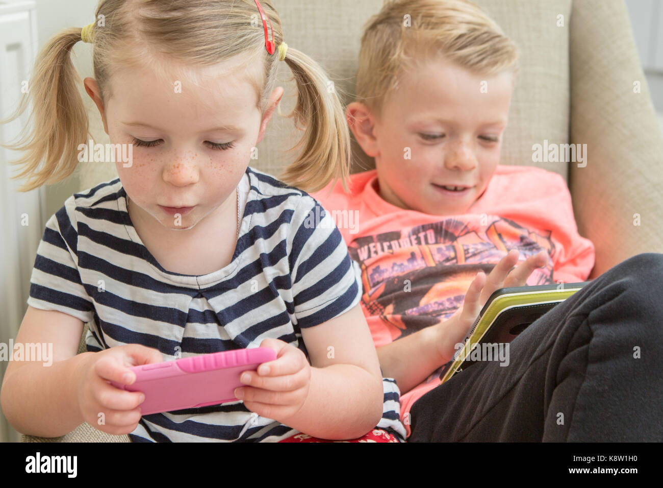 Children using technology hi-res stock photography and images - Alamy