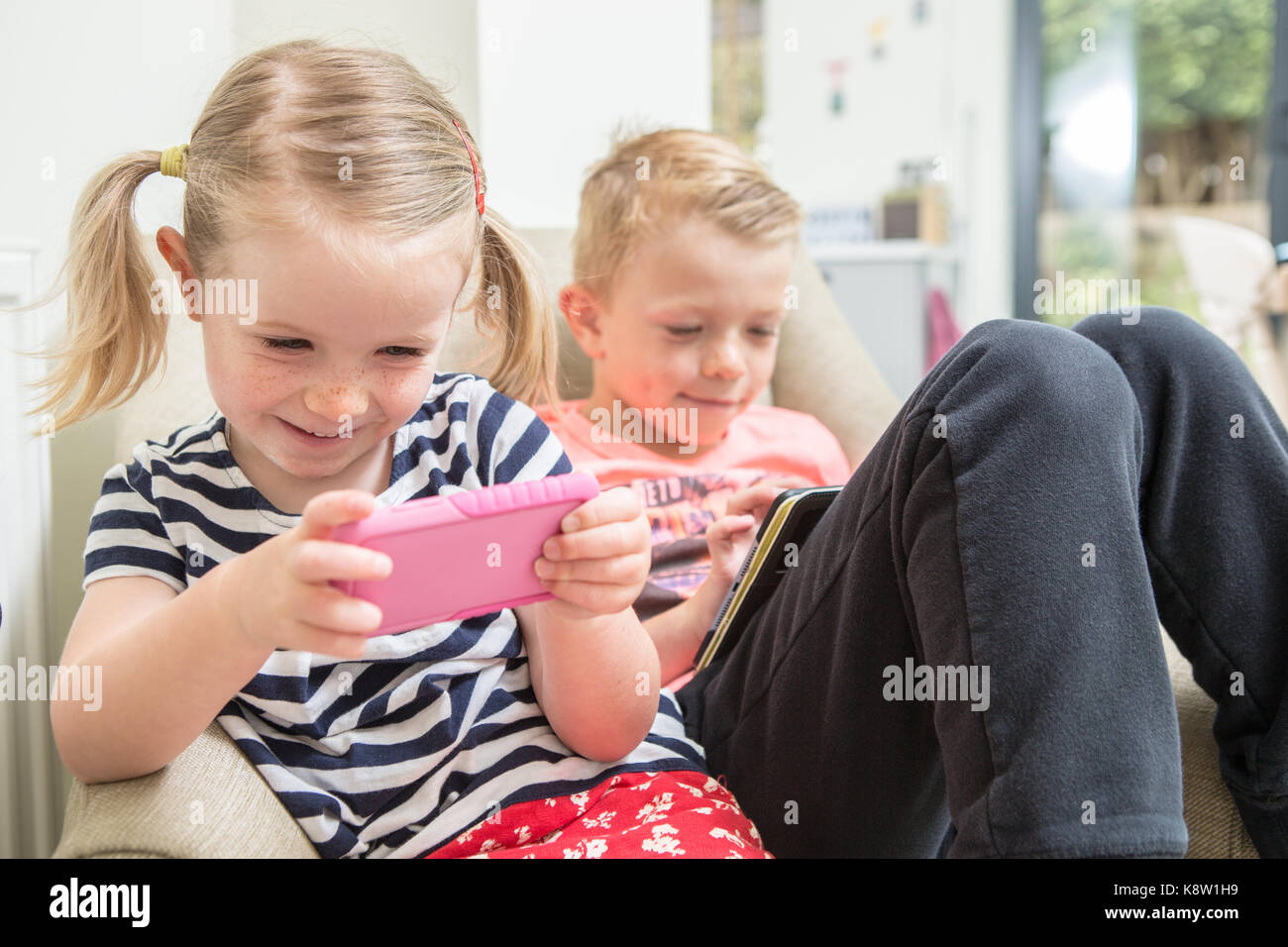Children using technology hi-res stock photography and images - Alamy