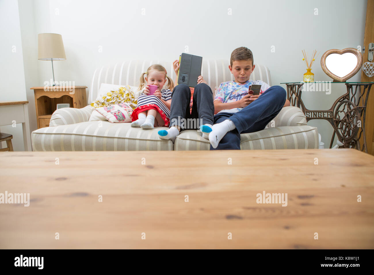 Children using technology hi-res stock photography and images - Alamy