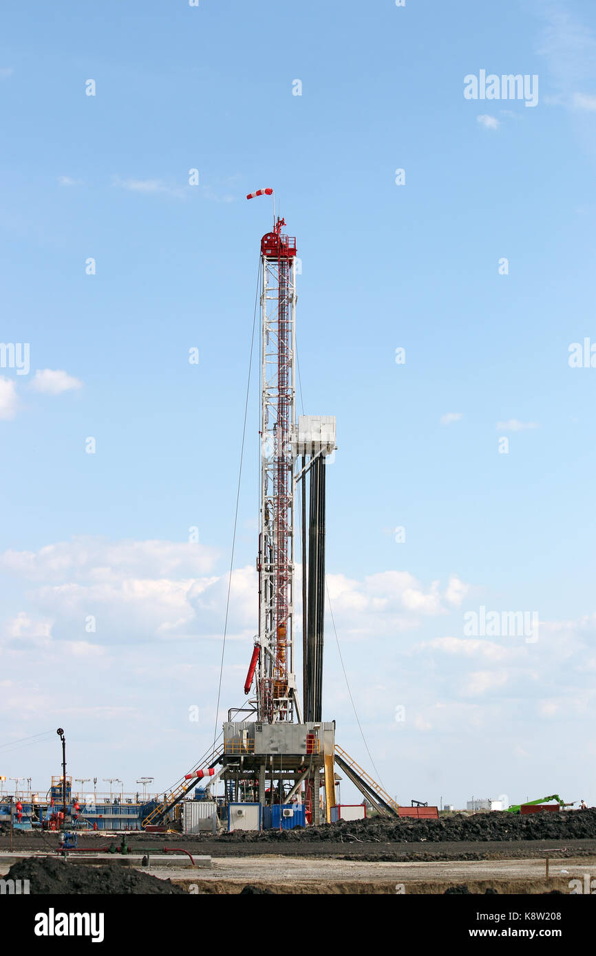 land oil drilling rig on field Stock Photo - Alamy