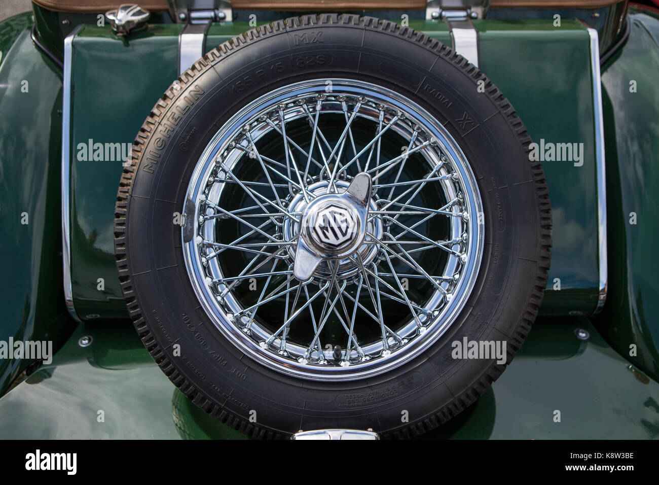 Spare Wheel of MG Roadster classic car Stock Photo - Alamy