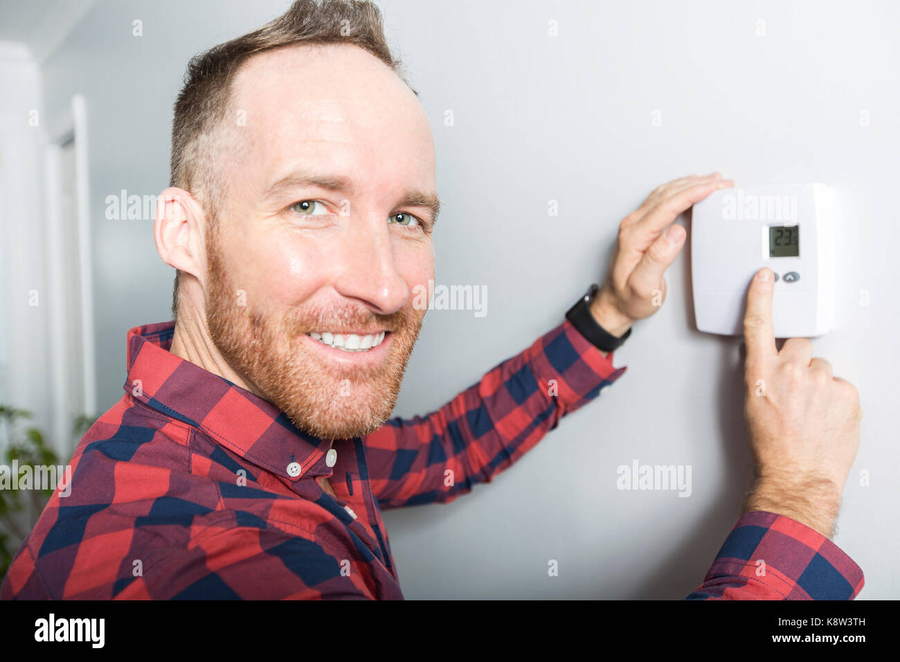 men set the thermostat at home Stock Photo - Alamy