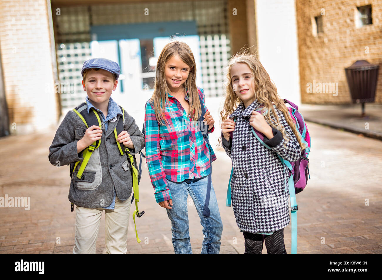 Children outside classroom hi-res stock photography and images - Alamy