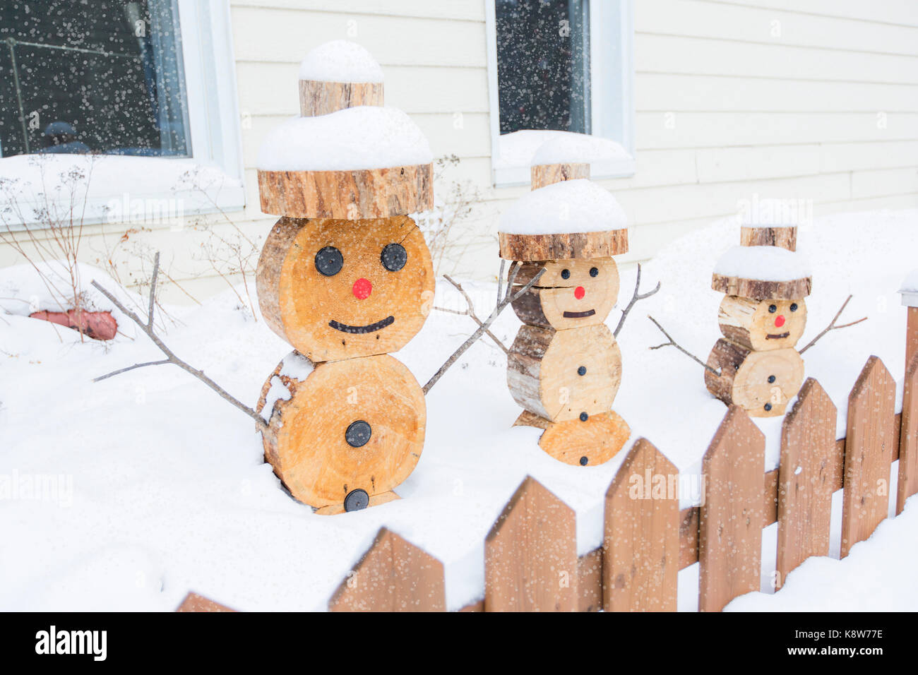 snowman made in piece of wood with fence on the front Stock Photo - Alamy