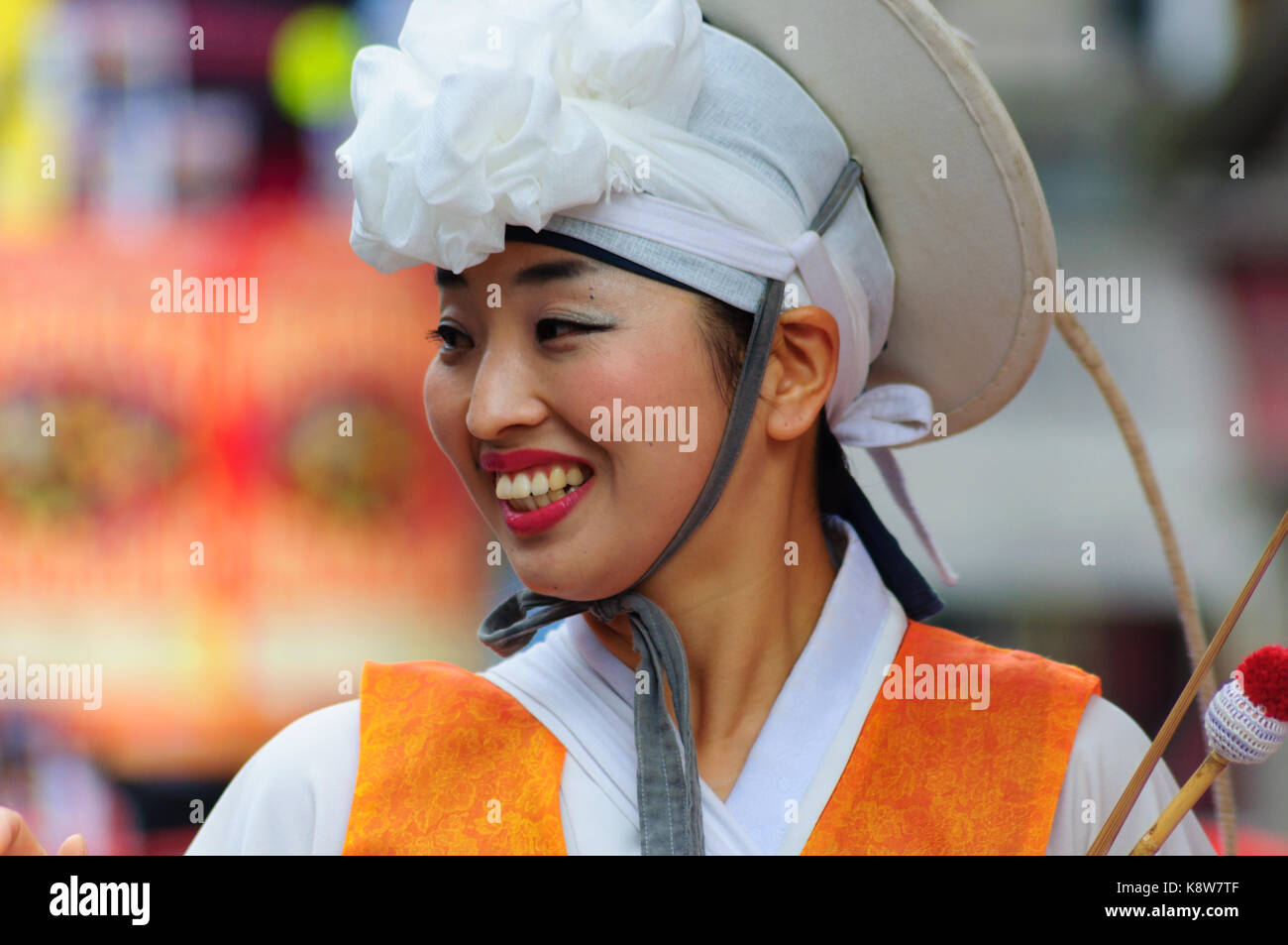 Female musician performing on the Royal Mile during the Edinburgh ...