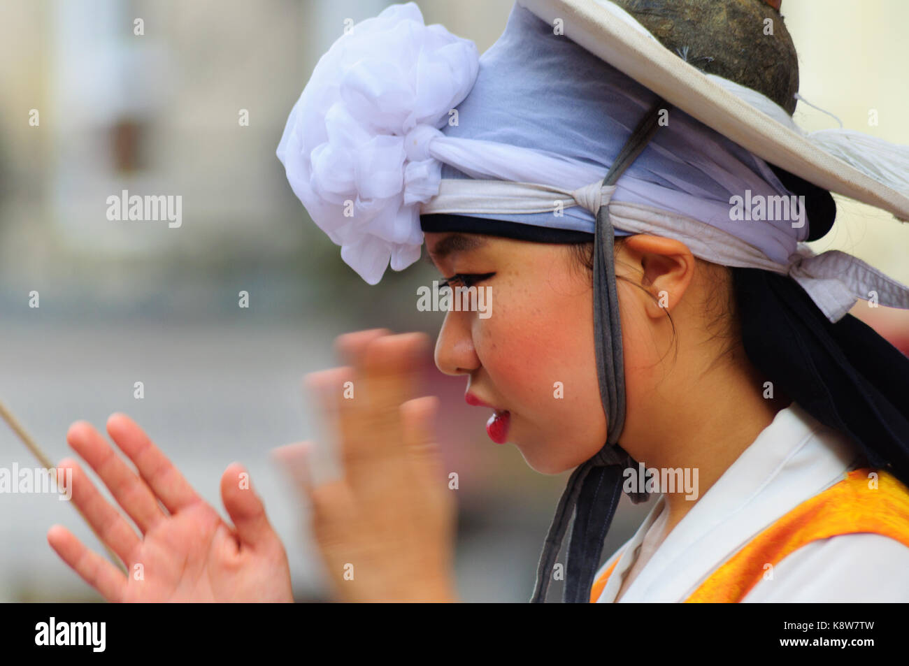 Female musician performing on the Royal Mile during the Edinburgh ...