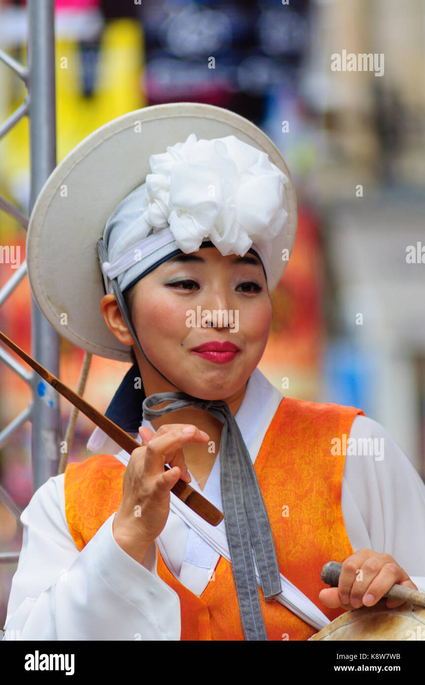 Female musician performing on the Royal Mile during the Edinburgh ...