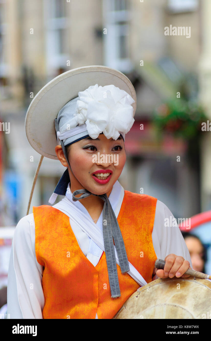 Female musician performing on the Royal Mile during the Edinburgh ...