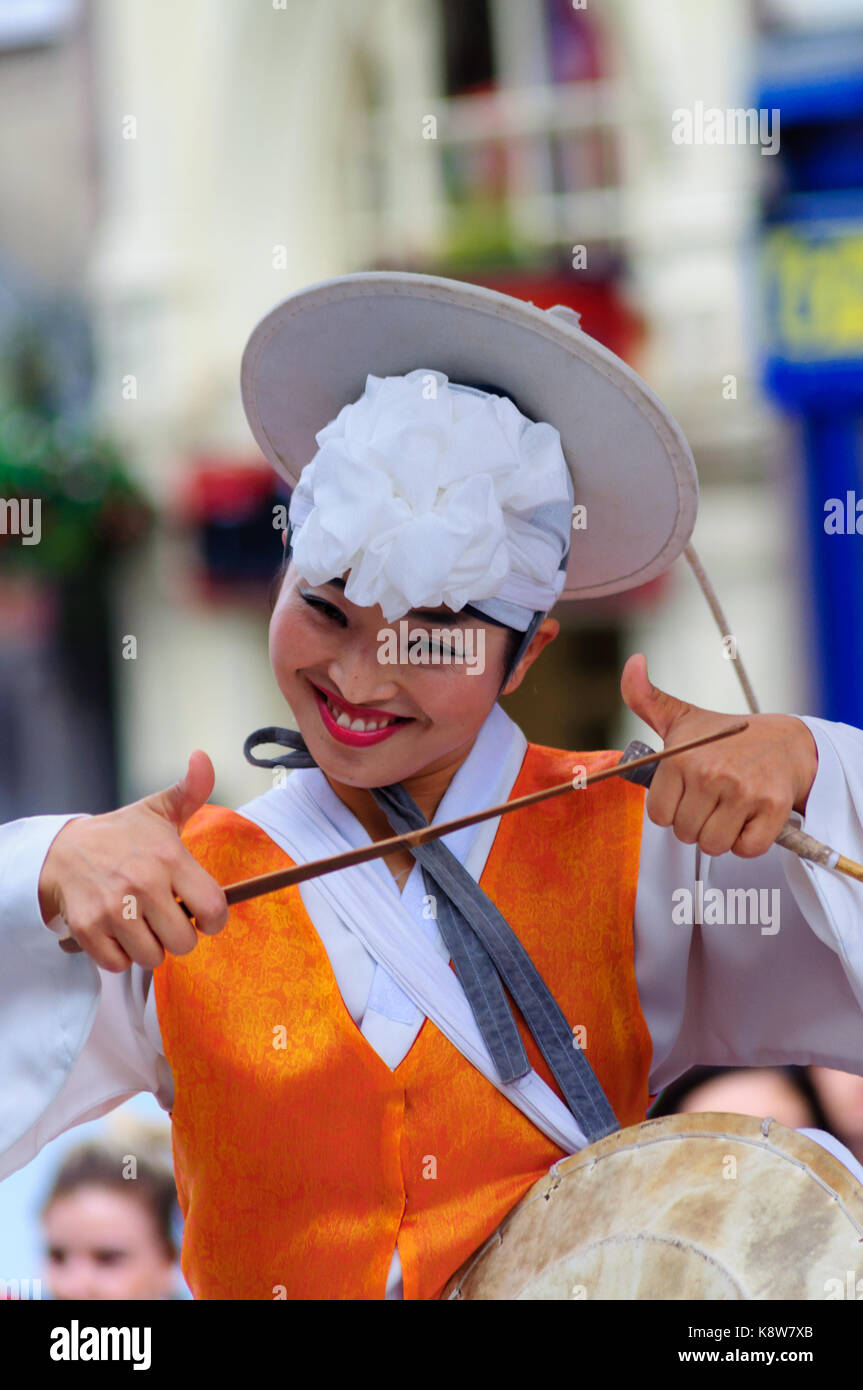 Female musician performing on the Royal Mile during the Edinburgh ...