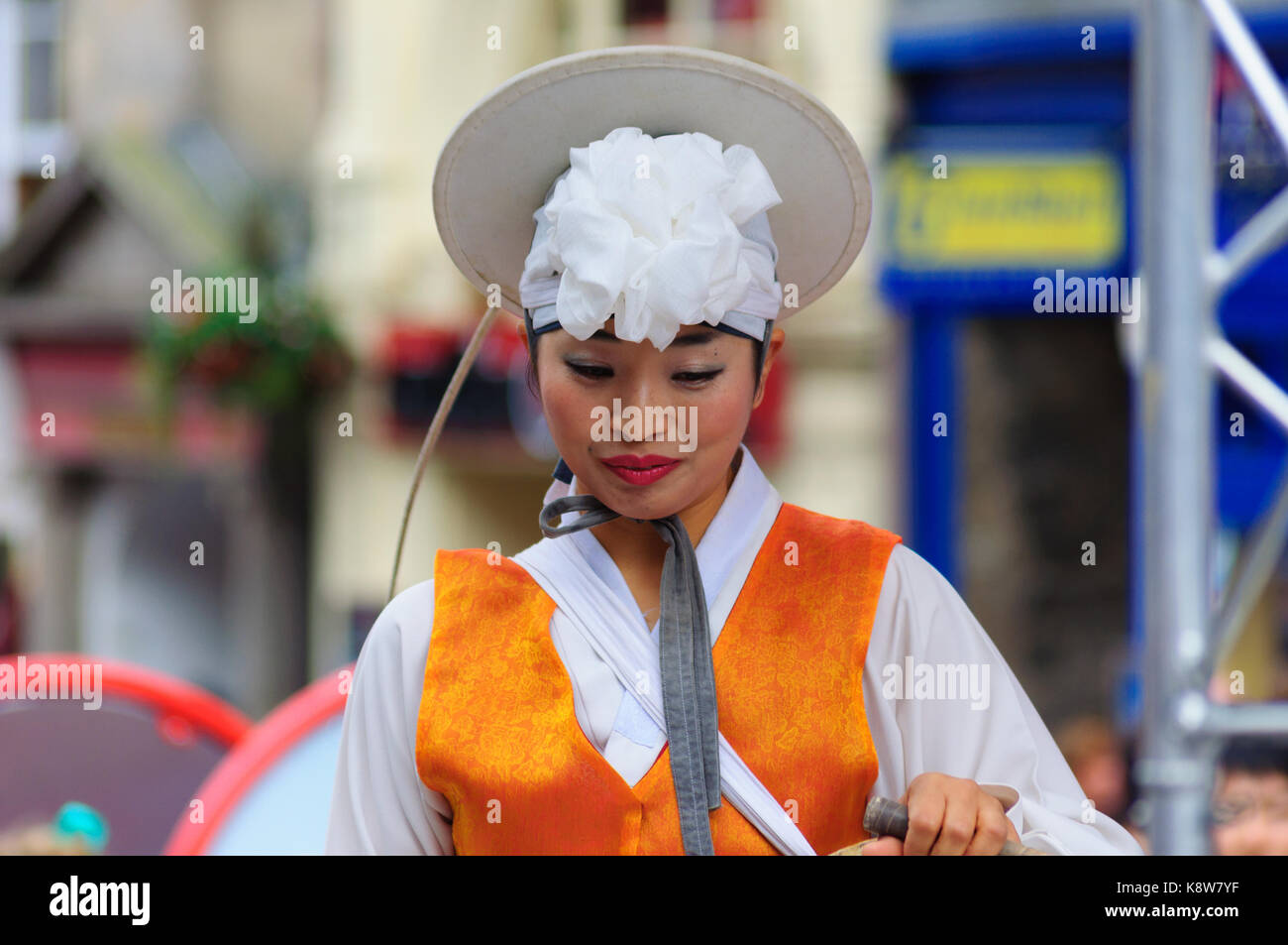 Female musician performing on the Royal Mile during the Edinburgh ...