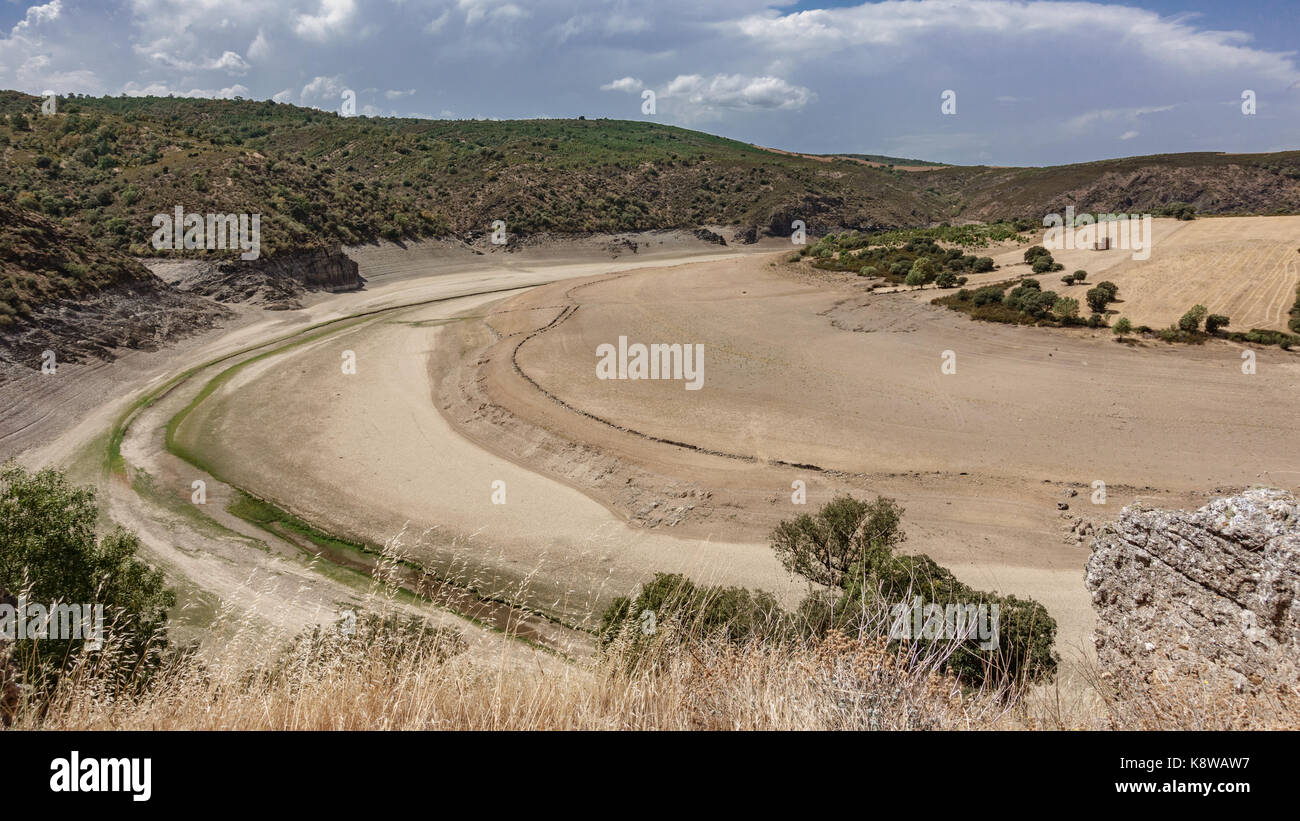 Dry reservoir hi-res stock photography and images - Alamy