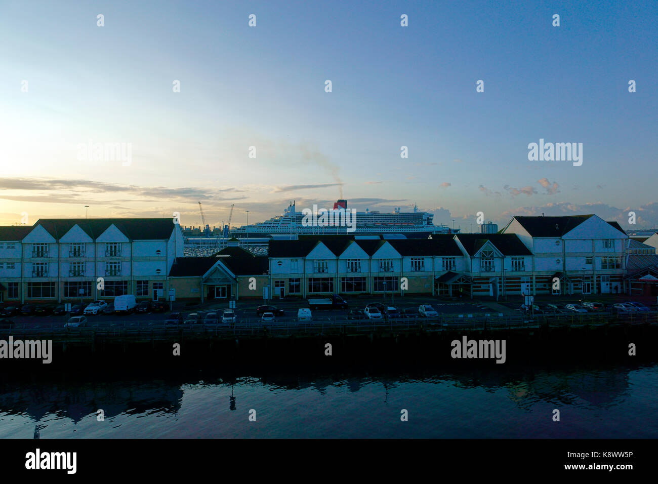 THE TOWN QUAY AND QUEEN MARY 2 Stock Photo - Alamy