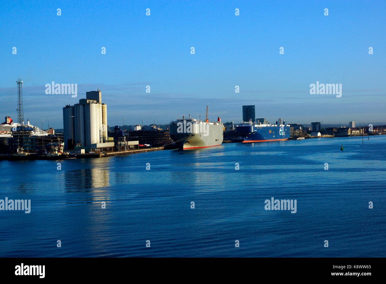 THE PORT OF SOUTHAMPTON Stock Photo - Alamy