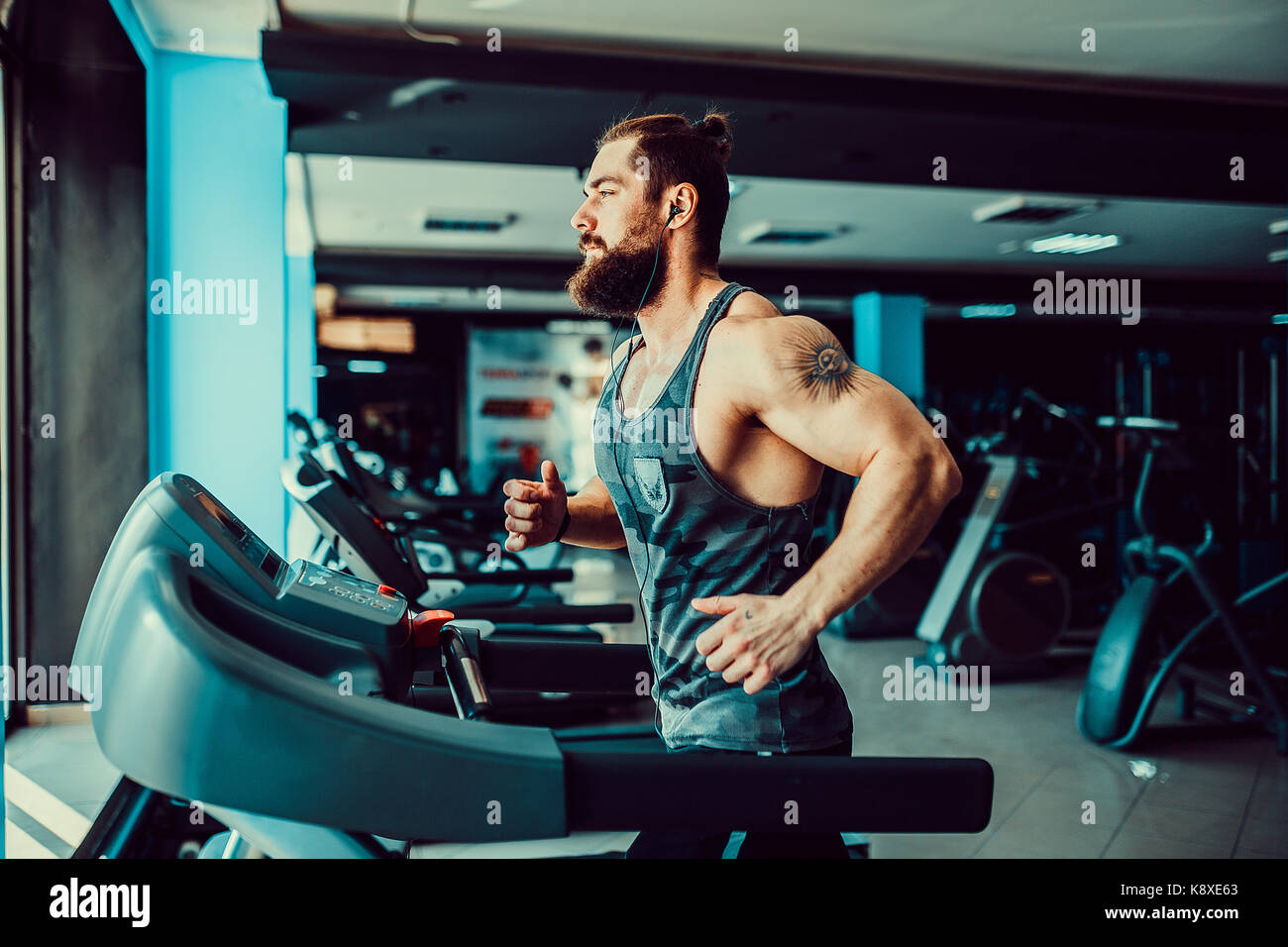 Muscle man running on treadmill Stock Photo - Alamy