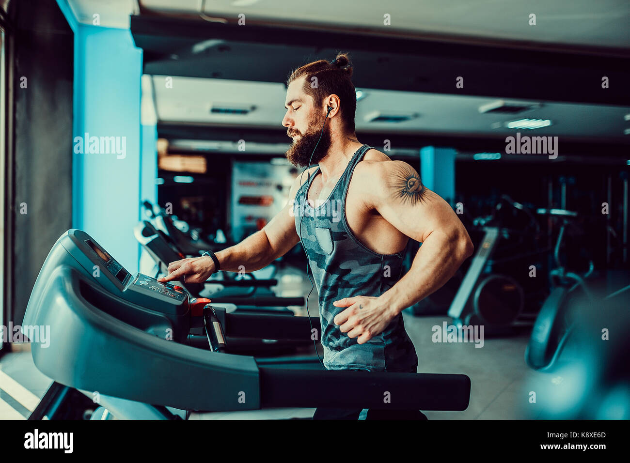 Muscle man running on treadmill Stock Photo - Alamy