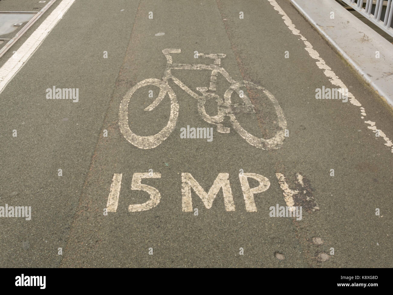 Cycle sign hi-res stock photography and images - Alamy
