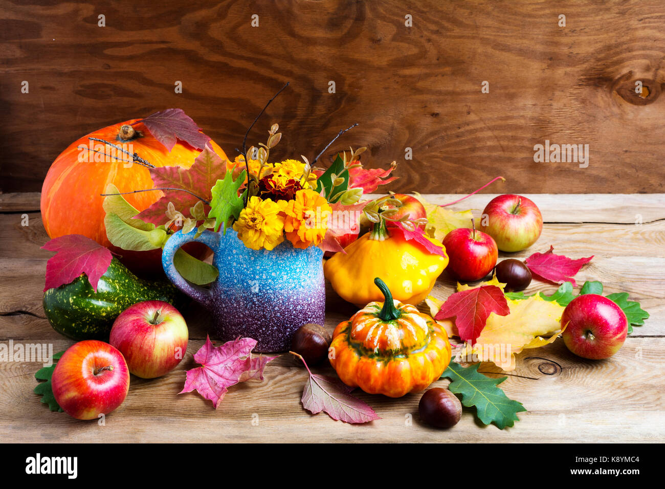 Happy thanksgiving cornucopia hi-res stock photography and images - Alamy
