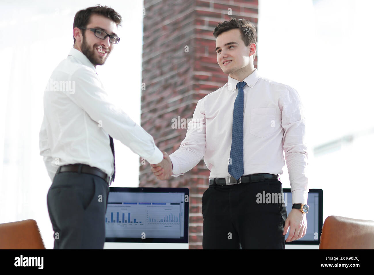 welcome handshake Manager and client Stock Photo - Alamy