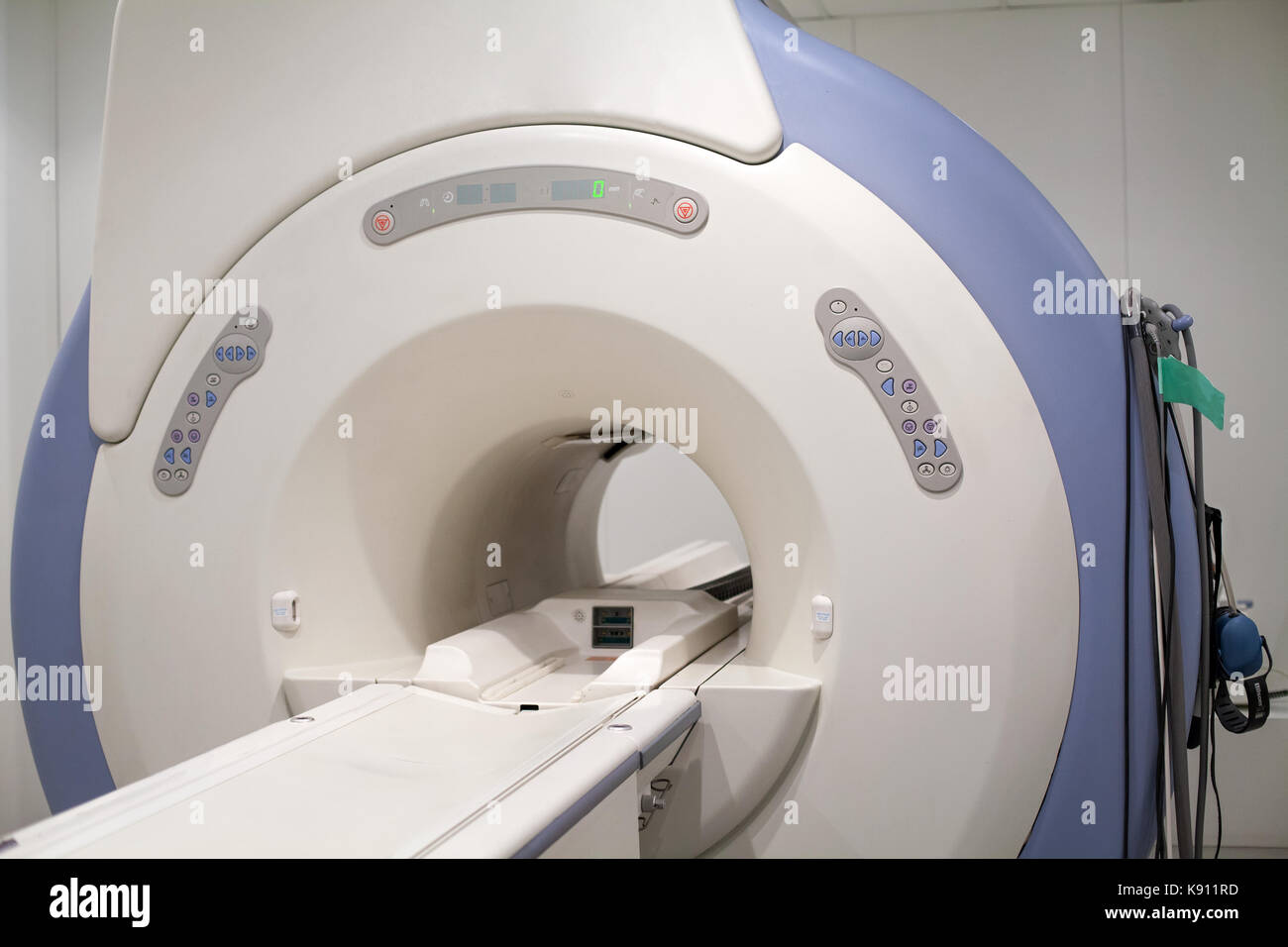 Nuclear magnetic resonance imaging hi-res stock photography and images ...