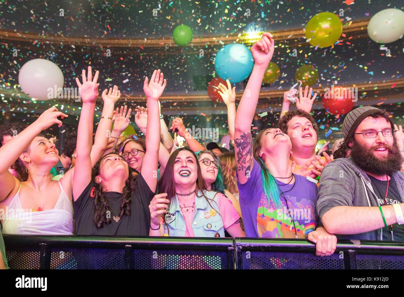 Milwaukee, Wisconsin, USA. 18th Sep, 2017. Fans enjoy balloons and ...