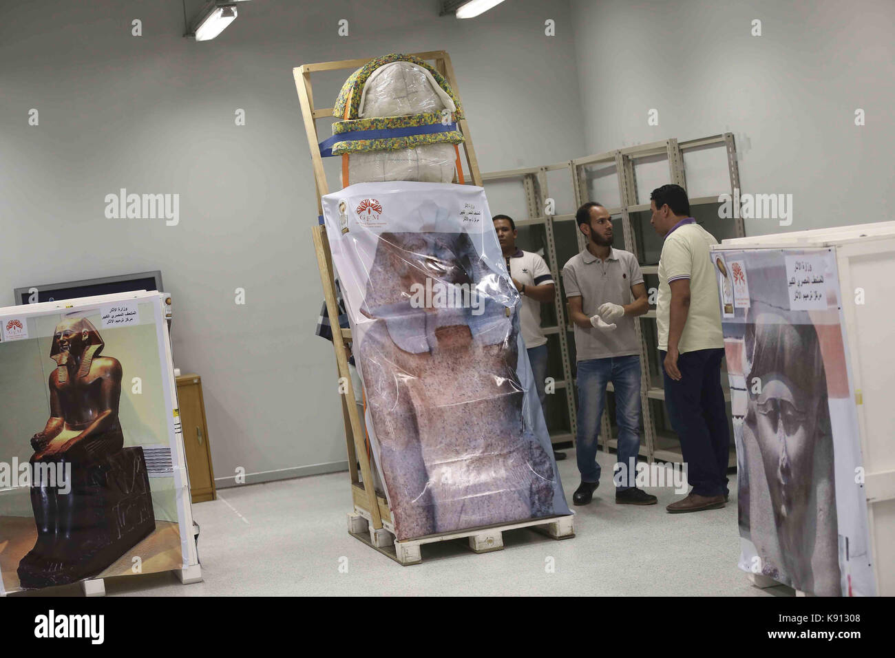 Cairo, Egypt. 20th Sep, 2017. Egyptian workers transport statues upon ...