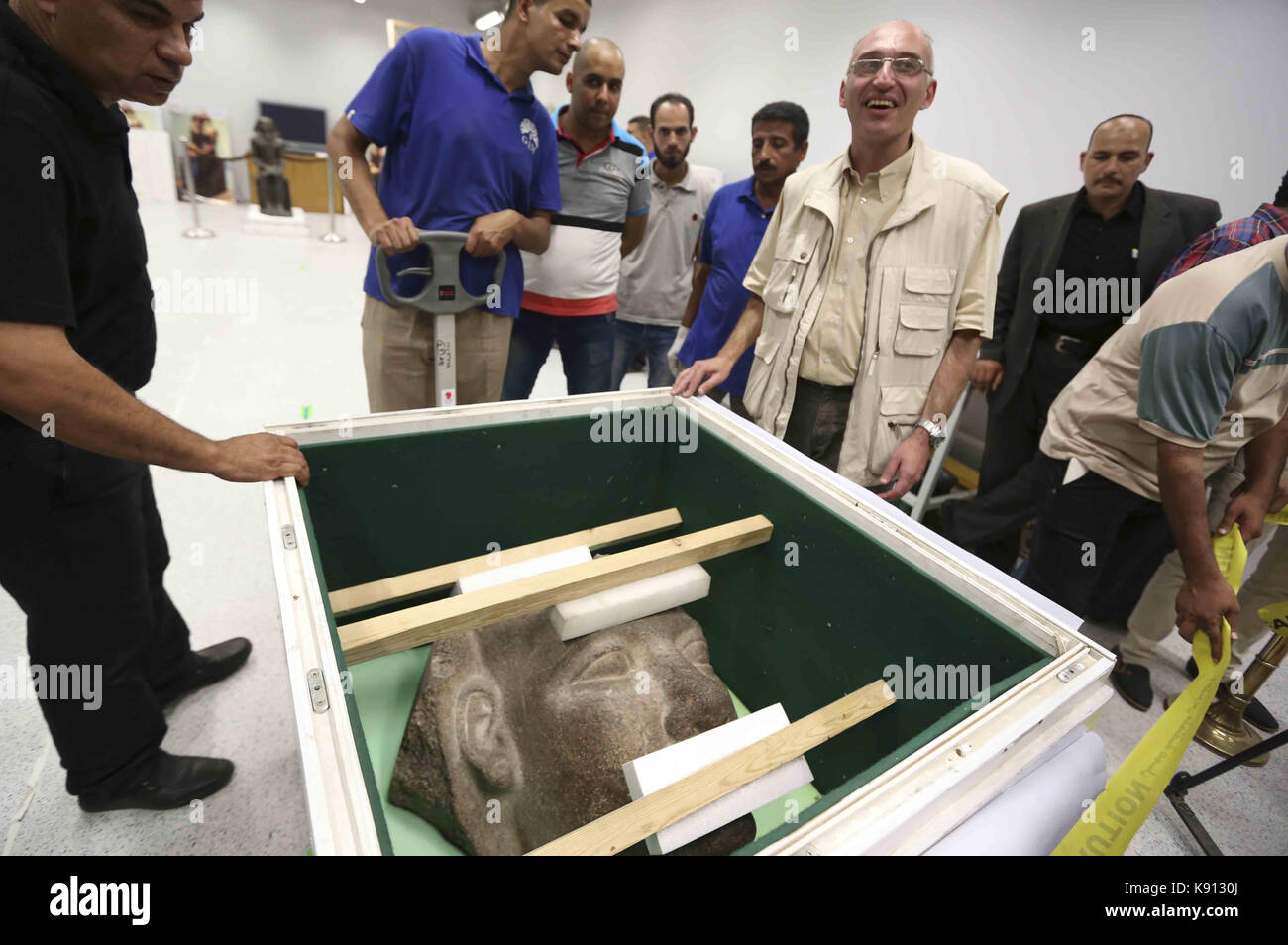 Cairo, Egypt. 20th Sep, 2017. Egyptian workers transport statues upon ...