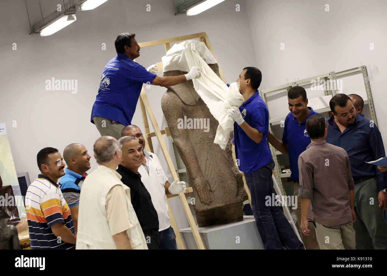 Cairo, Egypt. 20th Sep, 2017. Egyptian workers transport statues upon ...