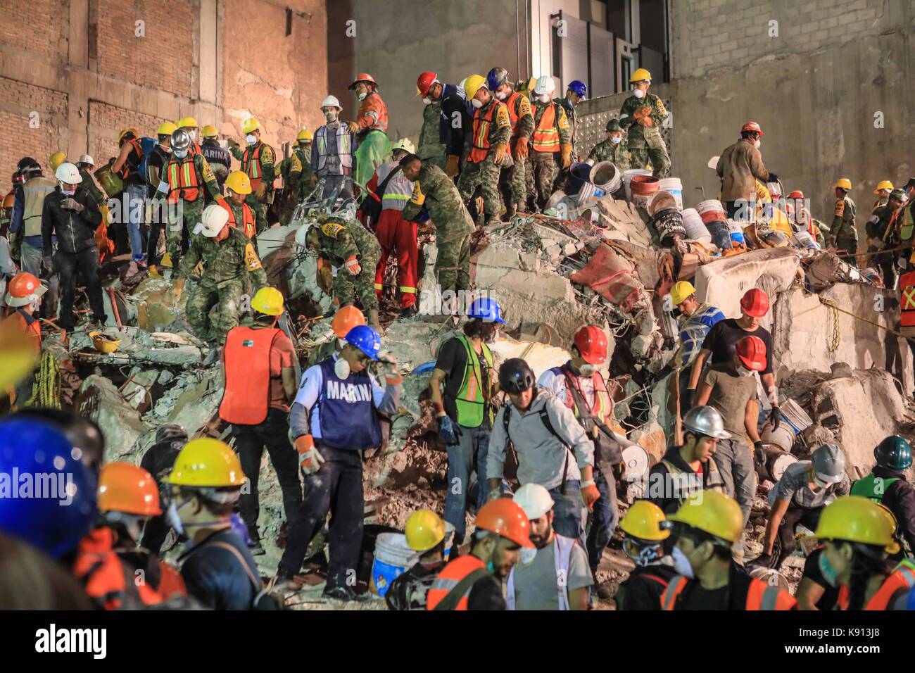 Mexico City, Mexico. 21st Sep, 2017. Works during the early morning of ...